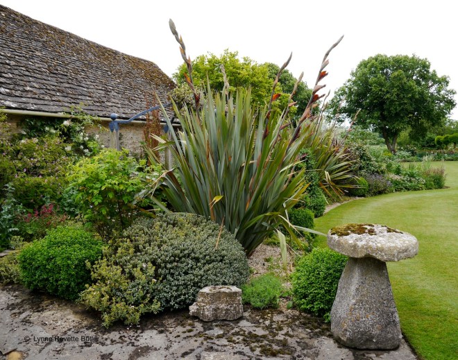 The Garden at Oxleaze Farm, Filkins. – lynnerevettebutler